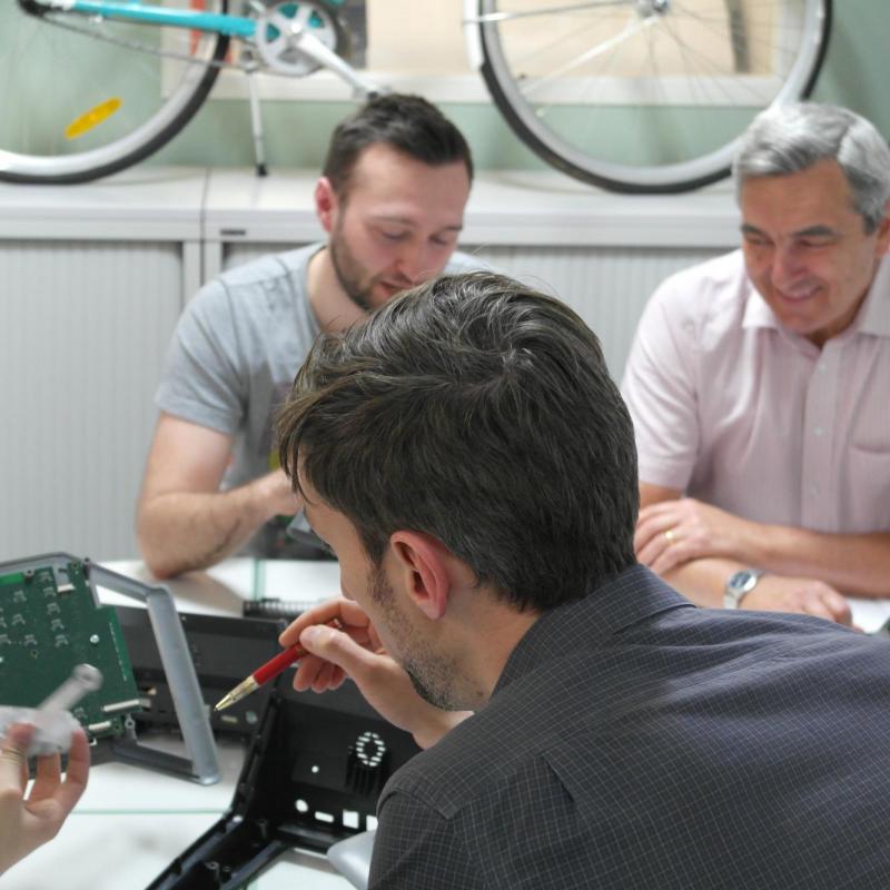 How can companies like IDC help young designers?